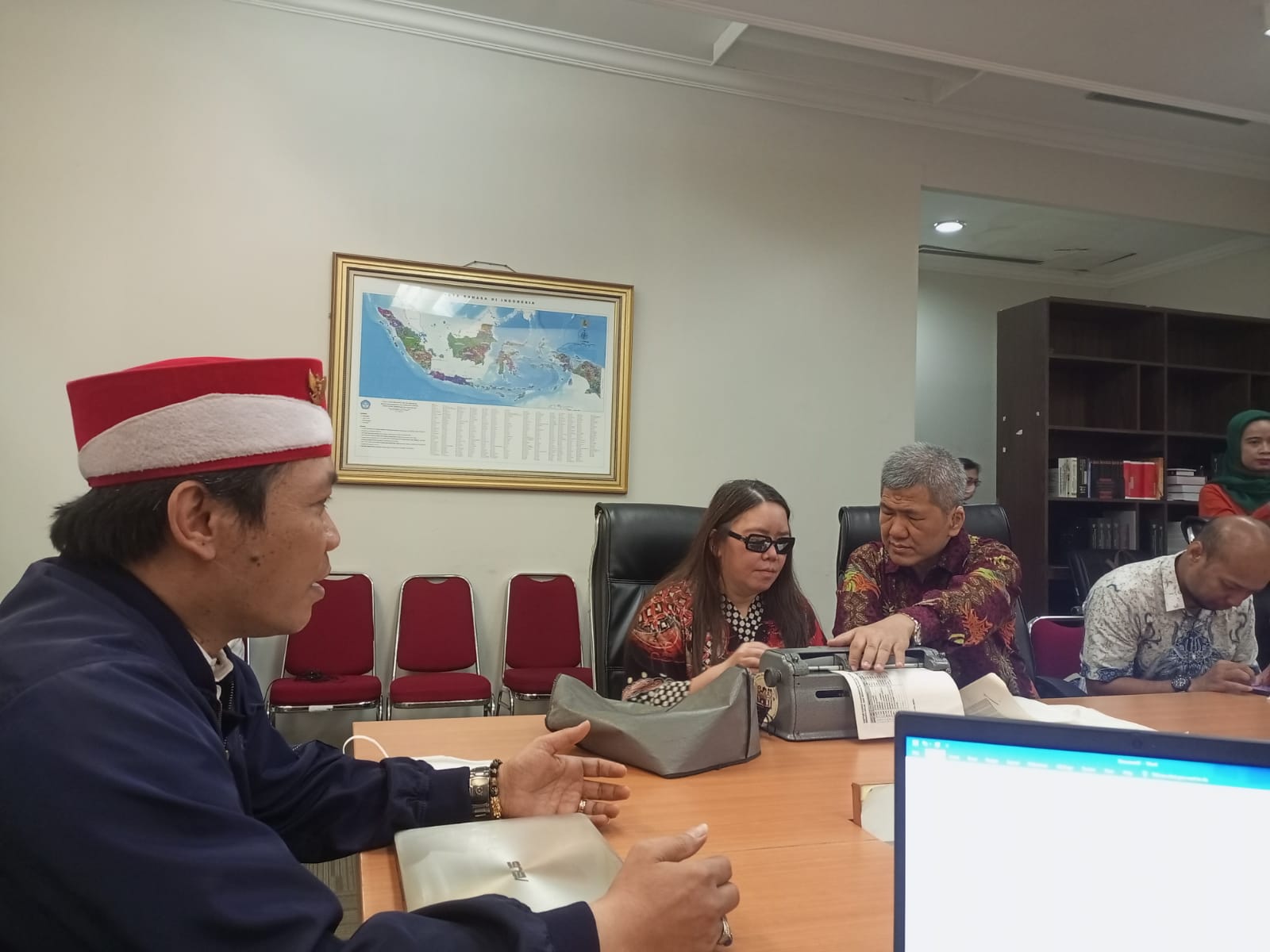 Datangi KSP, Penyandang Disabilitas Ganda Tuli Buta Suarakan ...