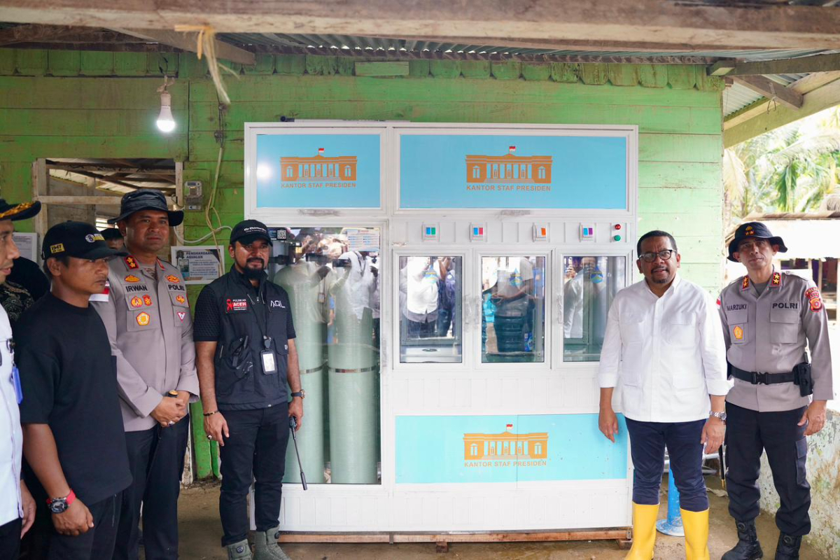 Kepala Staf Kepresidenan Serahkan Water Purifier untuk Warga Terdampak ...